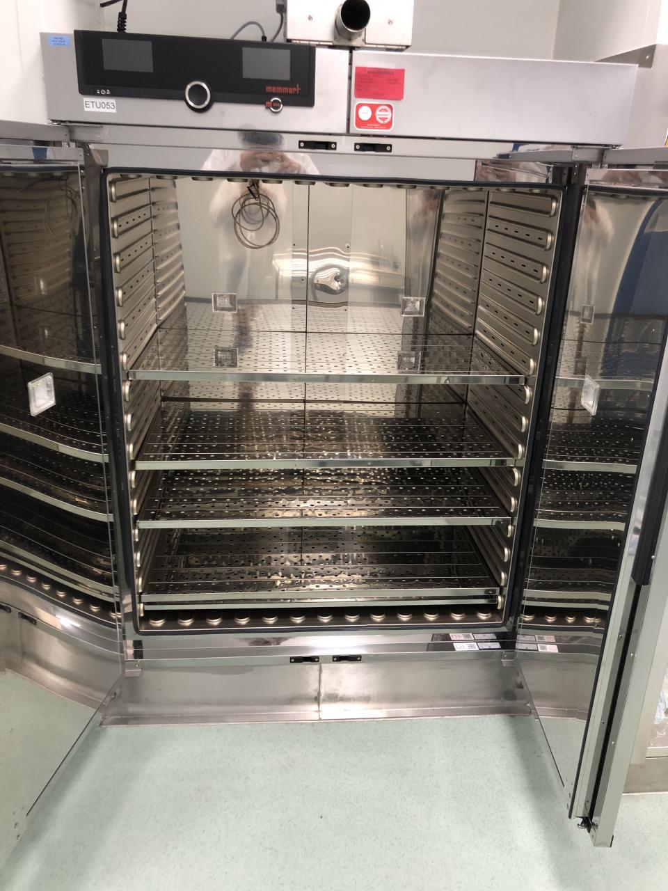 Pass-trough oven MEMMERT UF750TS Pass-trough oven MEMMERT...